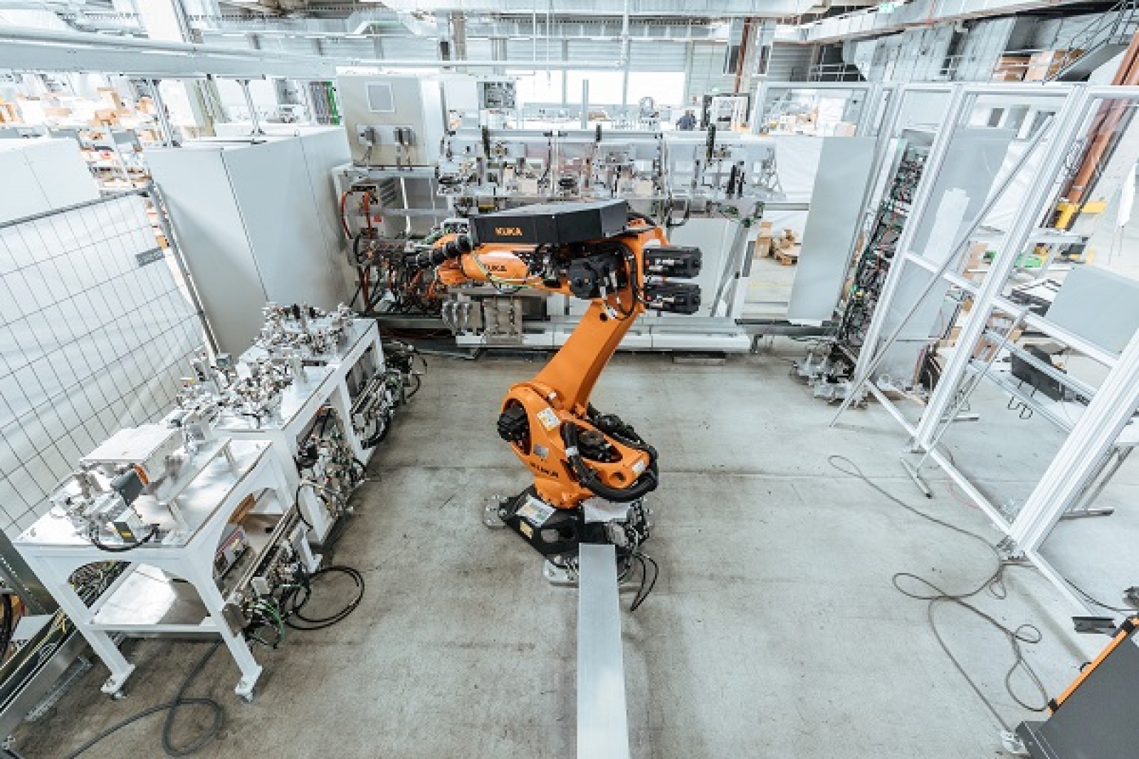 KUKA robotok az autóelektronikai gyártásban | Techmonitor.hu