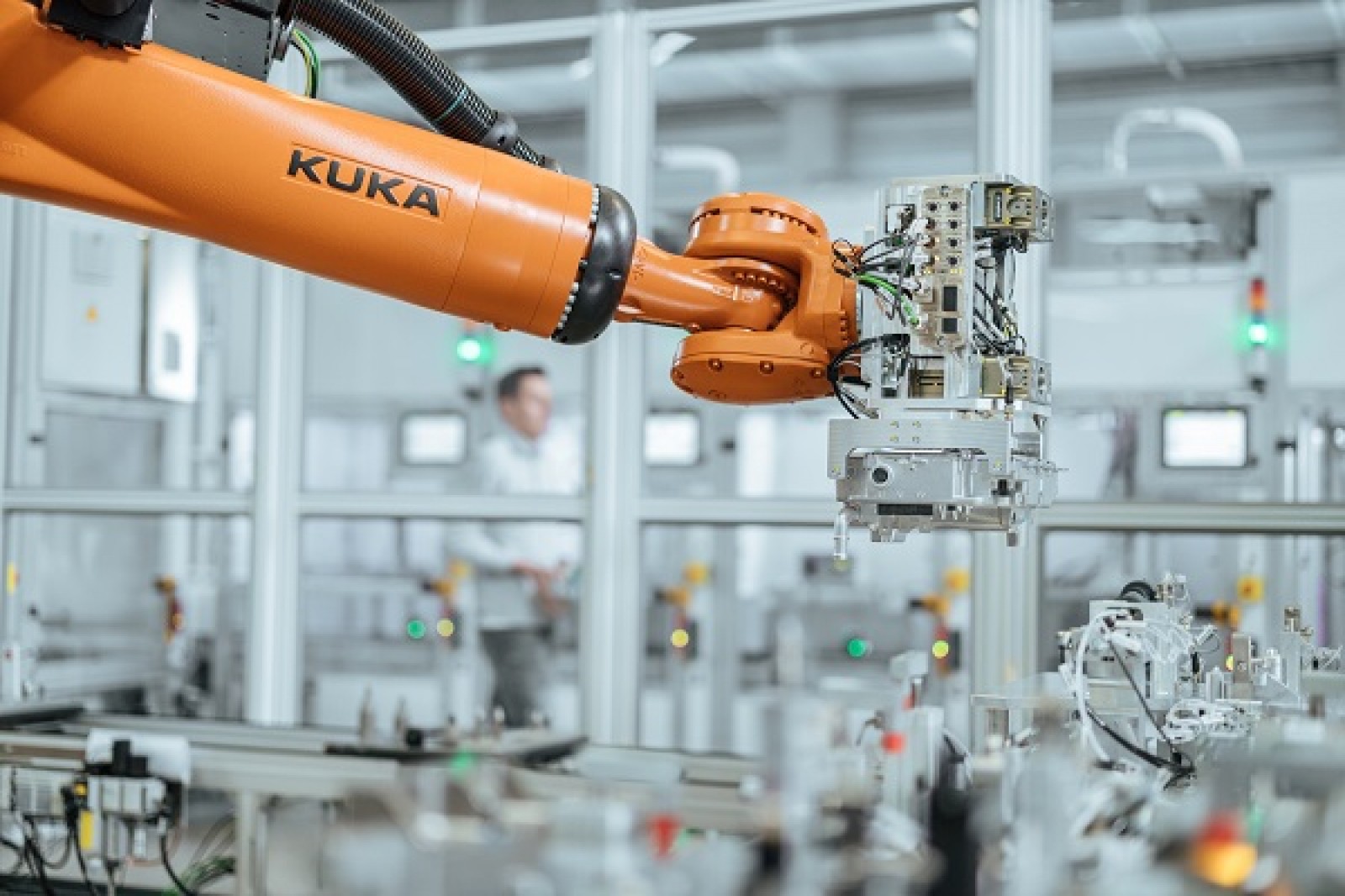 KUKA robotok az autóelektronikai gyártásban | Techmonitor.hu
