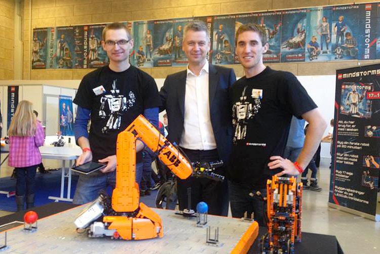 ABB robot LEGO® kockákból | Techmonitor.hu